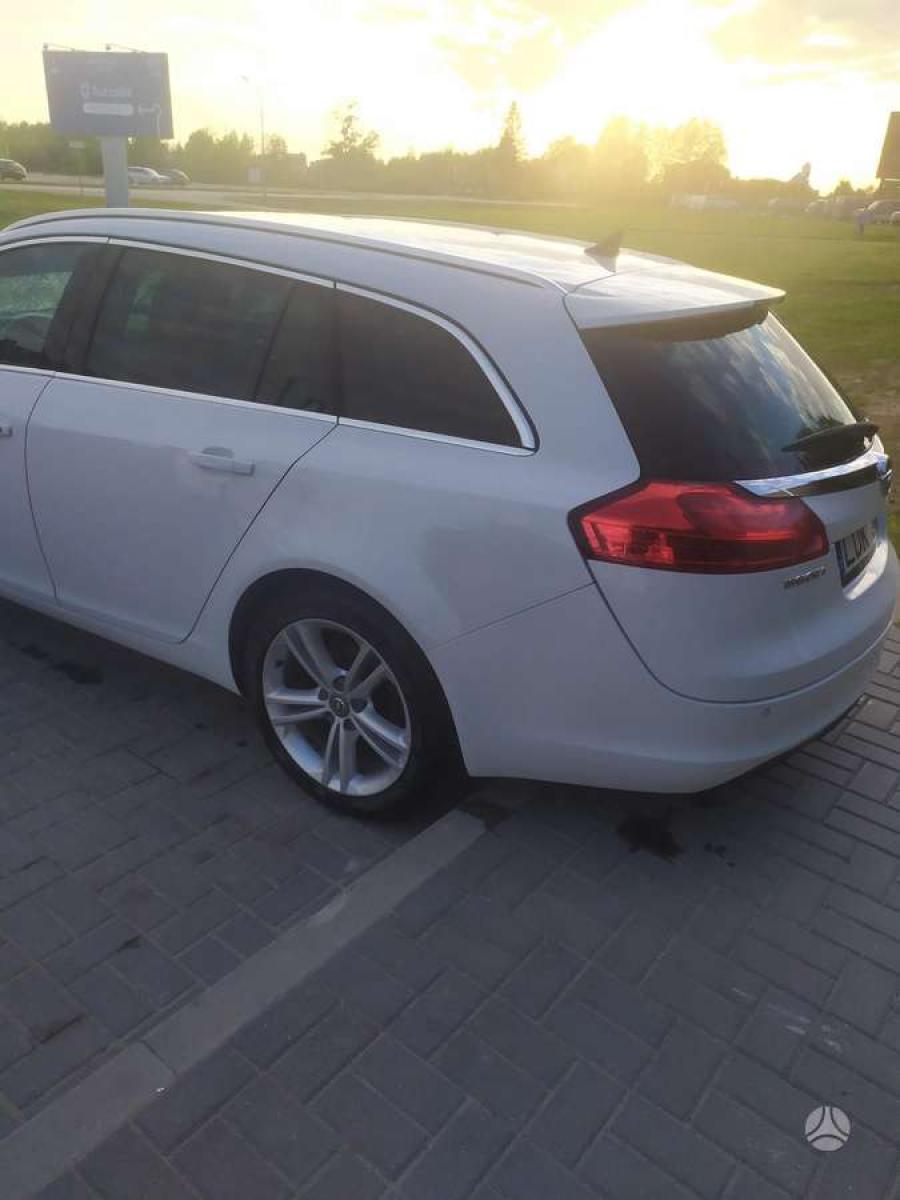 White Opel Insignia 2010 in Silute, with an engine capacity of 1.96 L and mileage of 344 thousand km for 2600 €, photo 6 on AUTOMOTO.COM.LV