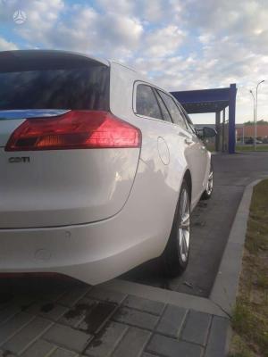 White Opel Insignia 2010 in Silute, with an engine capacity of 1.96 L and mileage of 344 thousand km for 2600 €, photo 7 on AUTOMOTO.COM.LV