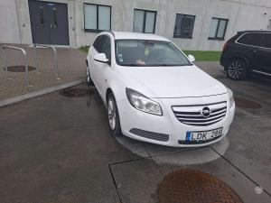 White Opel Insignia 2010 in Silute, with an engine capacity of 1.96 L and mileage of 344 thousand km for 2600 €, photo 8 on AUTOMOTO.COM.LV