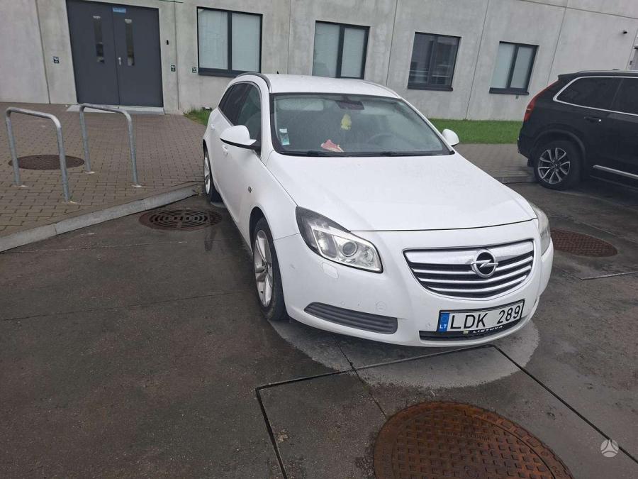 White Opel Insignia 2010 in Silute, with an engine capacity of 1.96 L and mileage of 344 thousand km for 2600 €, photo 8 on AUTOMOTO.COM.LV