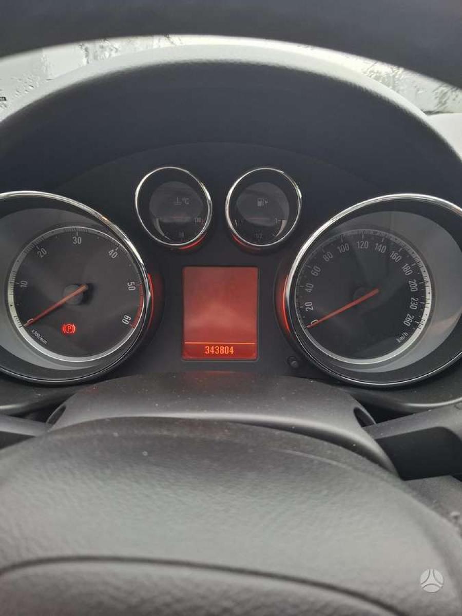 White Opel Insignia 2010 in Silute, with an engine capacity of 1.96 L and mileage of 344 thousand km for 2600 €, photo 11 on AUTOMOTO.COM.LV