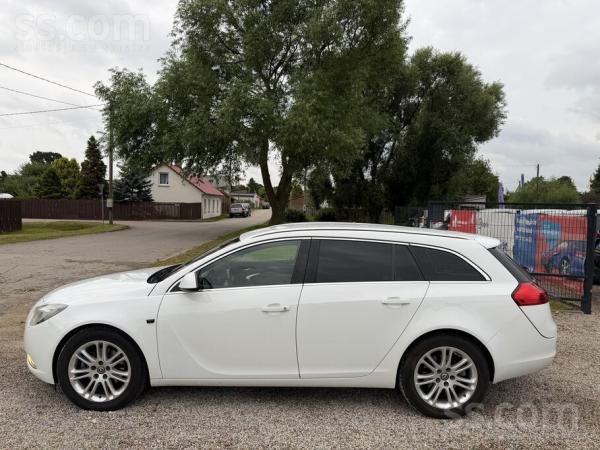 White Opel Insignia 2010 in Ventspils, with an engine capacity of 2.00 L and mileage of 266 thousand km for 3990 €, photo 4 on AUTOMOTO.COM.LV