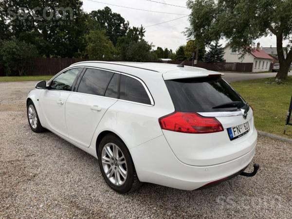 White Opel Insignia 2010 in Ventspils, with an engine capacity of 2.00 L and mileage of 266 thousand km for 3990 €, photo 8 on AUTOMOTO.COM.LV