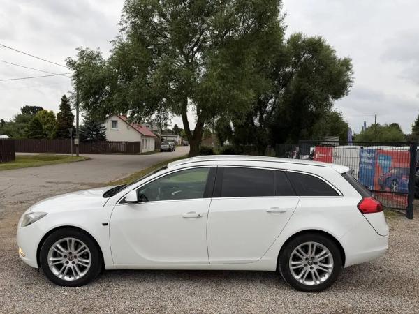 White Opel Insignia 2010 in Ventspils, with an engine capacity of 2.00 L and mileage of 266 thousand km for 3990 €, photo 4 on AUTOMOTO.COM.LV
