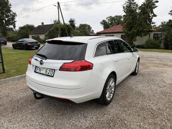 White Opel Insignia 2010 in Ventspils, with an engine capacity of 2.00 L and mileage of 266 thousand km for 3990 €, photo 6 on AUTOMOTO.COM.LV