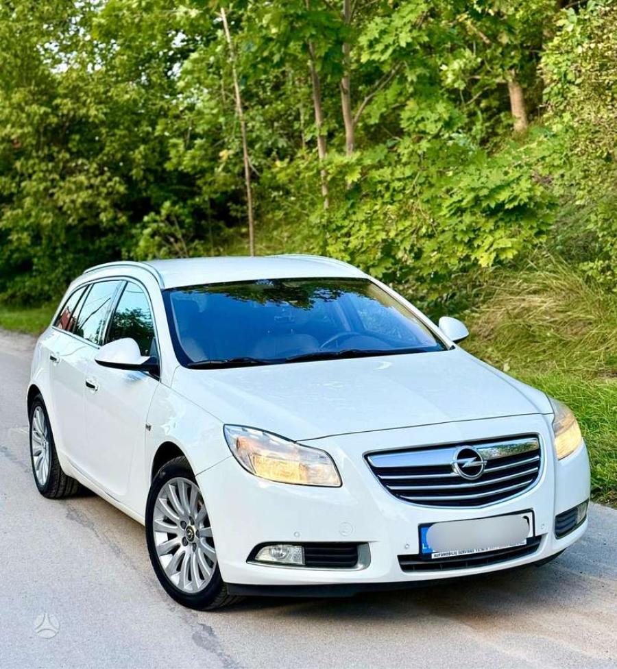 White Opel Insignia 2010 in Vilnius, with an engine capacity of 1.96 L and mileage of 312 thousand km for 2300 €, photo 1 on AUTOMOTO.COM.LV