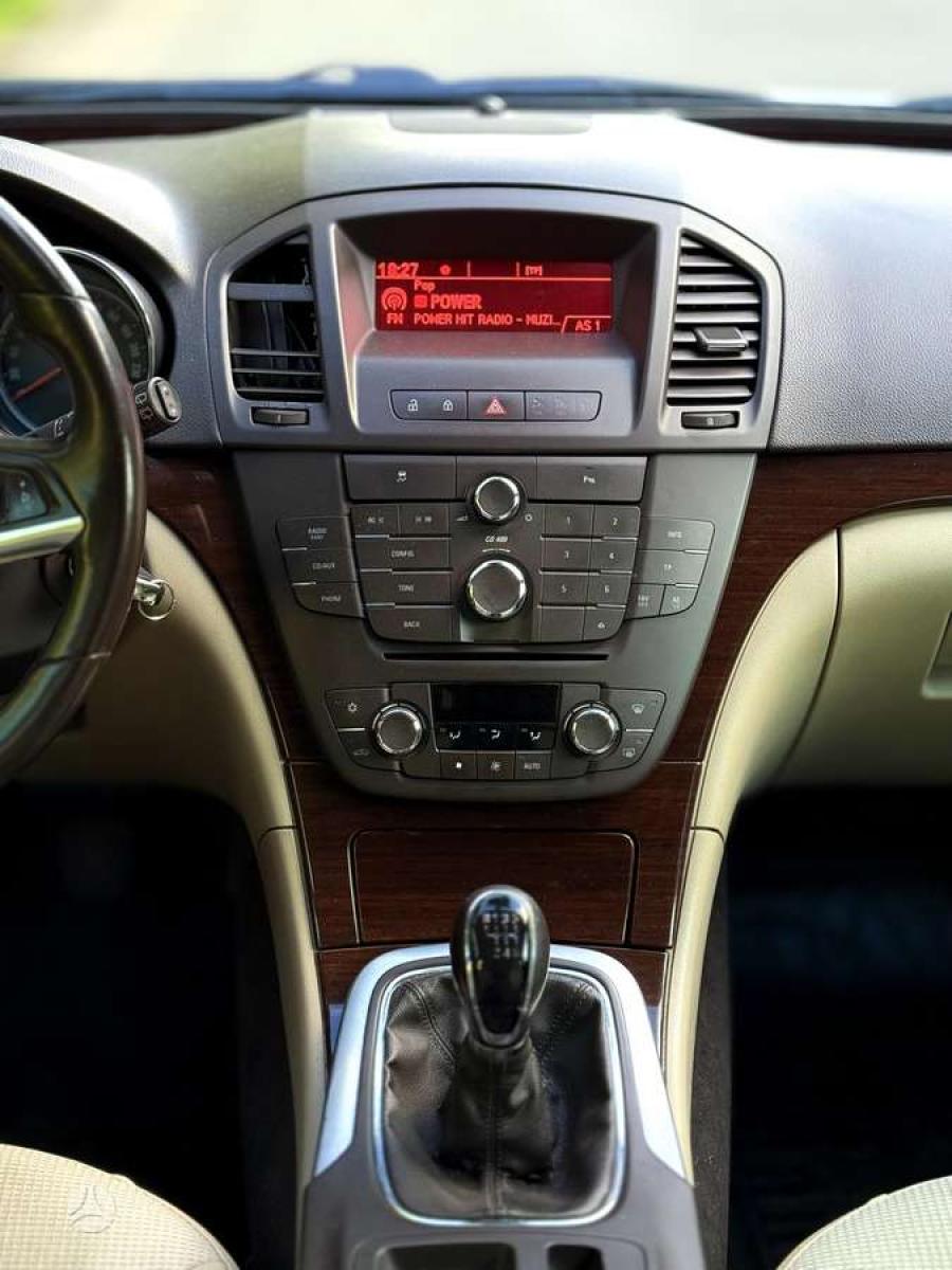 White Opel Insignia 2010 in Vilnius, with an engine capacity of 1.96 L and mileage of 312 thousand km for 2300 €, photo 9 on AUTOMOTO.COM.LV