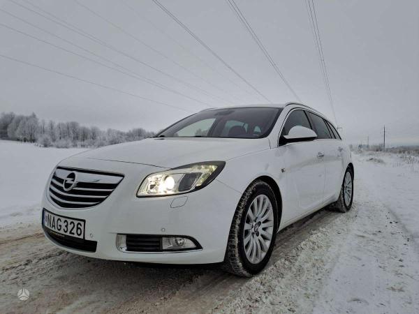 White Opel Insignia 2011 in Siauliai, with an engine capacity of 1.96 L and mileage of 204 thousand km for 3800 €, photo 1 on AUTOMOTO.COM.LV