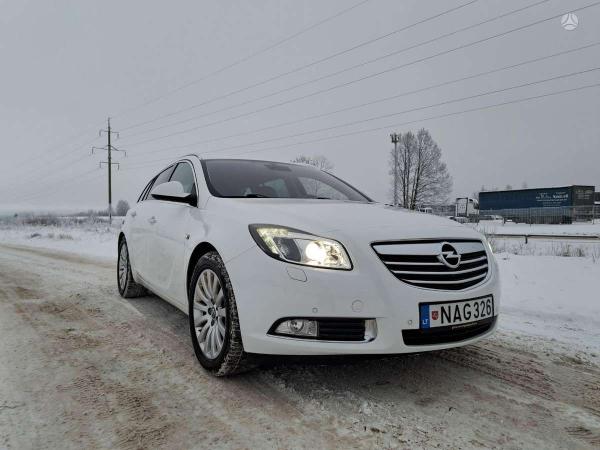 White Opel Insignia 2011 in Siauliai, with an engine capacity of 1.96 L and mileage of 204 thousand km for 3800 €, photo 2 on AUTOMOTO.COM.LV