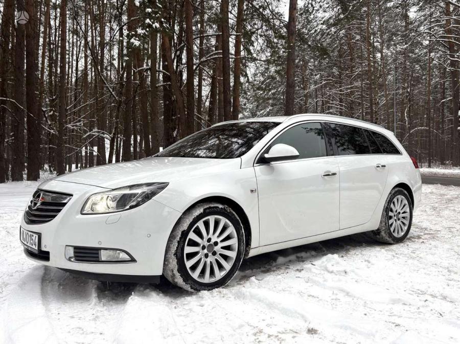 White Opel Insignia 2011 in Druskininkai, with an engine capacity of 2.00 L and mileage of 289 thousand km for 3680 €, photo 1 on AUTOMOTO.COM.LV