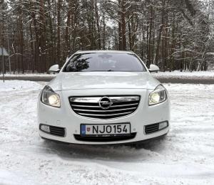 White Opel Insignia 2011 in Druskininkai, with an engine capacity of 2.00 L and mileage of 289 thousand km for 3680 €, photo 2 on AUTOMOTO.COM.LV