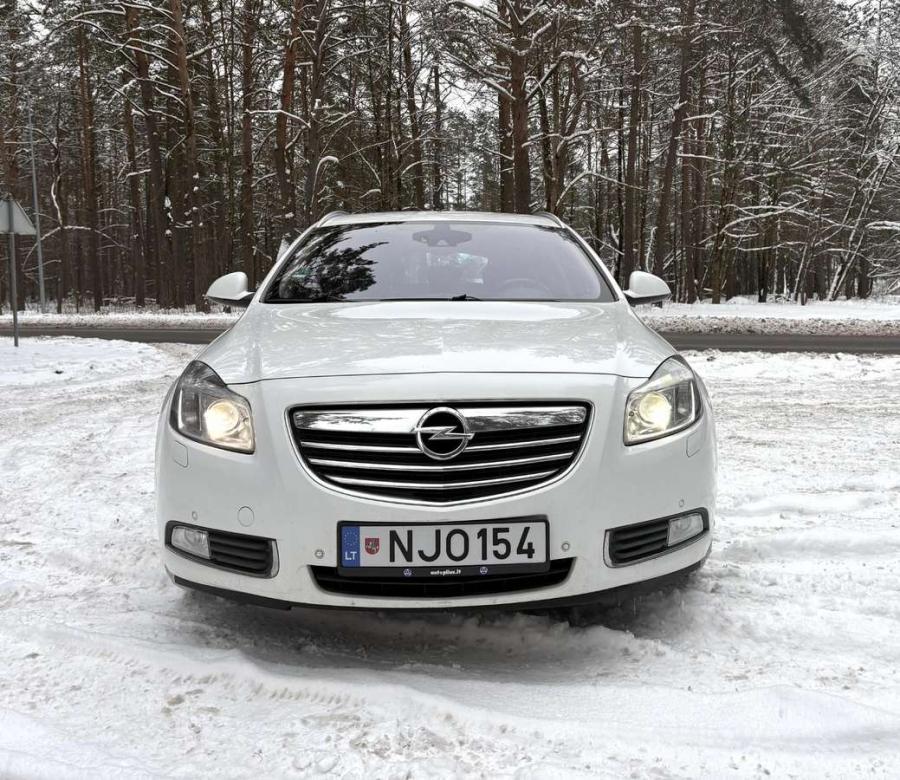 White Opel Insignia 2011 in Druskininkai, with an engine capacity of 2.00 L and mileage of 289 thousand km for 3680 €, photo 2 on AUTOMOTO.COM.LV