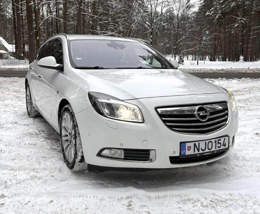 White Opel Insignia 2011 in Druskininkai, with an engine capacity of 2.00 L and mileage of 289 thousand km for 3680 €, photo 3 on AUTOMOTO.COM.LV