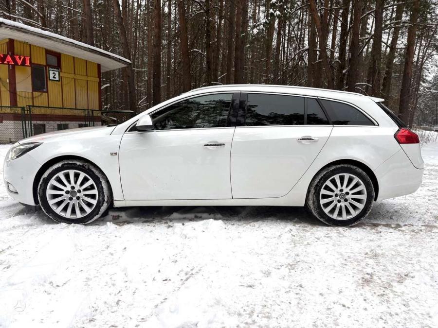 White Opel Insignia 2011 in Druskininkai, with an engine capacity of 2.00 L and mileage of 289 thousand km for 3680 €, photo 4 on AUTOMOTO.COM.LV