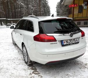 White Opel Insignia 2011 in Druskininkai, with an engine capacity of 2.00 L and mileage of 289 thousand km for 3680 €, photo 5 on AUTOMOTO.COM.LV