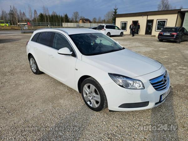 White Opel Insignia 2011 in Tartu, with an engine capacity of 2.00 L and mileage of 270 thousand km for 3690 €, photo 7 on AUTOMOTO.COM.LV