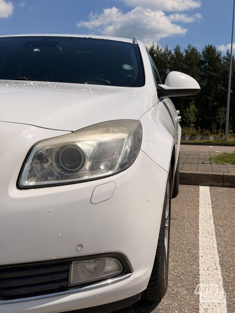 White Opel Insignia 2011 in Vilnius, with an engine capacity of 2.00 L and mileage of 274 thousand km for 2600 €, photo 8 on AUTOMOTO.COM.LV