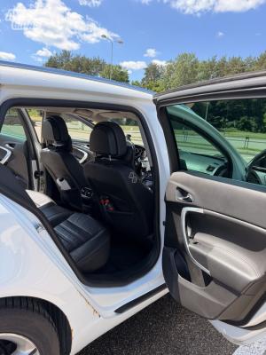 White Opel Insignia 2011 in Vilnius, with an engine capacity of 2.00 L and mileage of 274 thousand km for 2600 €, photo 17 on AUTOMOTO.COM.LV