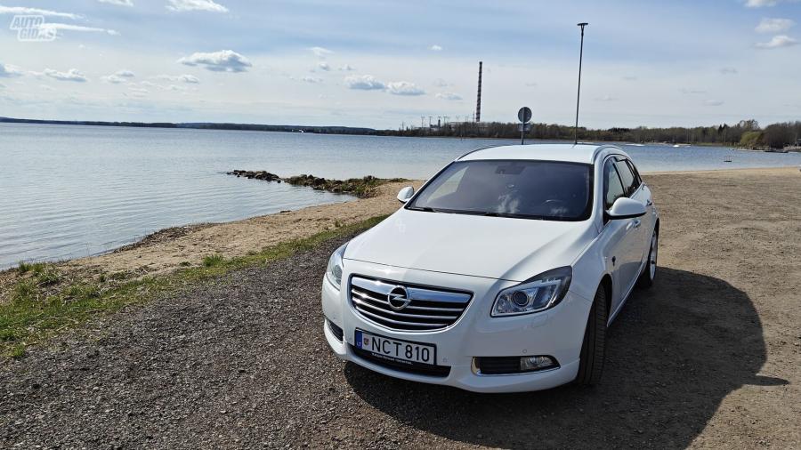 White Opel Insignia 2011 in Elektrenai, with an engine capacity of 2.00 L and mileage of 228 thousand km for 5450 €, photo 1 on AUTOMOTO.COM.LV