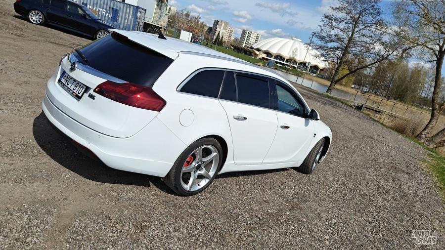 White Opel Insignia 2011 in Elektrenai, with an engine capacity of 2.00 L and mileage of 228 thousand km for 5450 €, photo 4 on AUTOMOTO.COM.LV