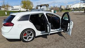 White Opel Insignia 2011 in Elektrenai, with an engine capacity of 2.00 L and mileage of 228 thousand km for 5450 €, photo 5 on AUTOMOTO.COM.LV