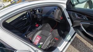 White Opel Insignia 2011 in Elektrenai, with an engine capacity of 2.00 L and mileage of 228 thousand km for 5450 €, photo 6 on AUTOMOTO.COM.LV