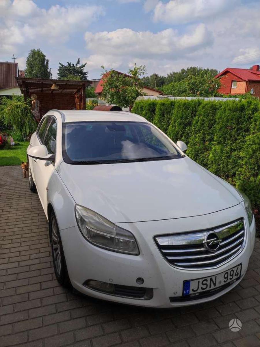 White Opel Insignia 2011 in Vilnius, with an engine capacity of 1.96 L and mileage of 270 thousand km for 2750 €, photo 1 on AUTOMOTO.COM.LV
