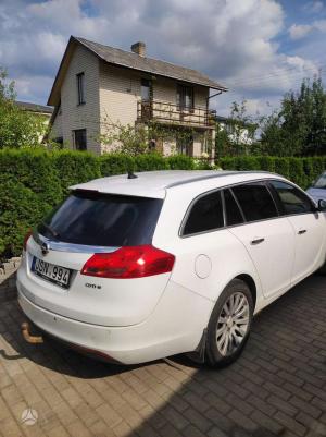 White Opel Insignia 2011 in Vilnius, with an engine capacity of 1.96 L and mileage of 270 thousand km for 2750 €, photo 3 on AUTOMOTO.COM.LV
