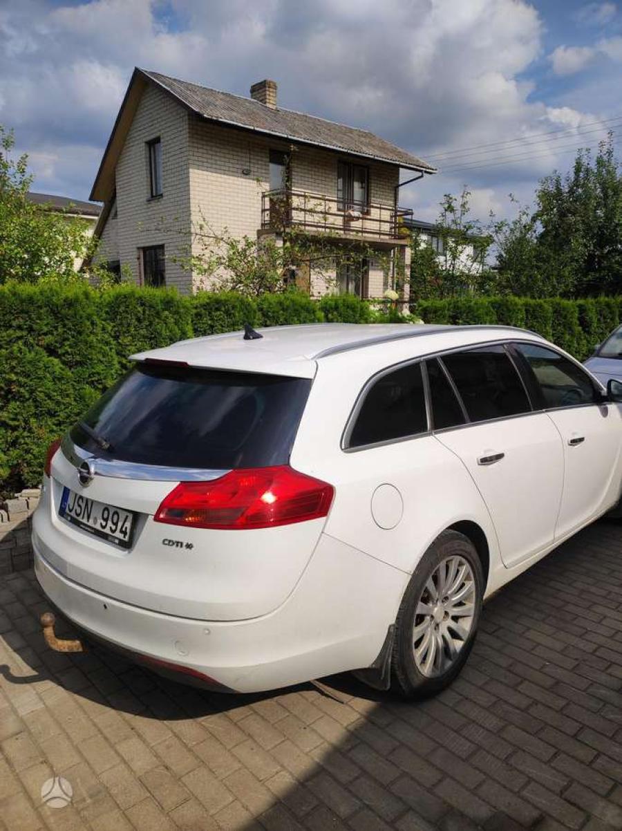 White Opel Insignia 2011 in Vilnius, with an engine capacity of 1.96 L and mileage of 270 thousand km for 2750 €, photo 3 on AUTOMOTO.COM.LV