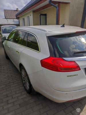White Opel Insignia 2011 in Vilnius, with an engine capacity of 1.96 L and mileage of 270 thousand km for 2750 €, photo 4 on AUTOMOTO.COM.LV