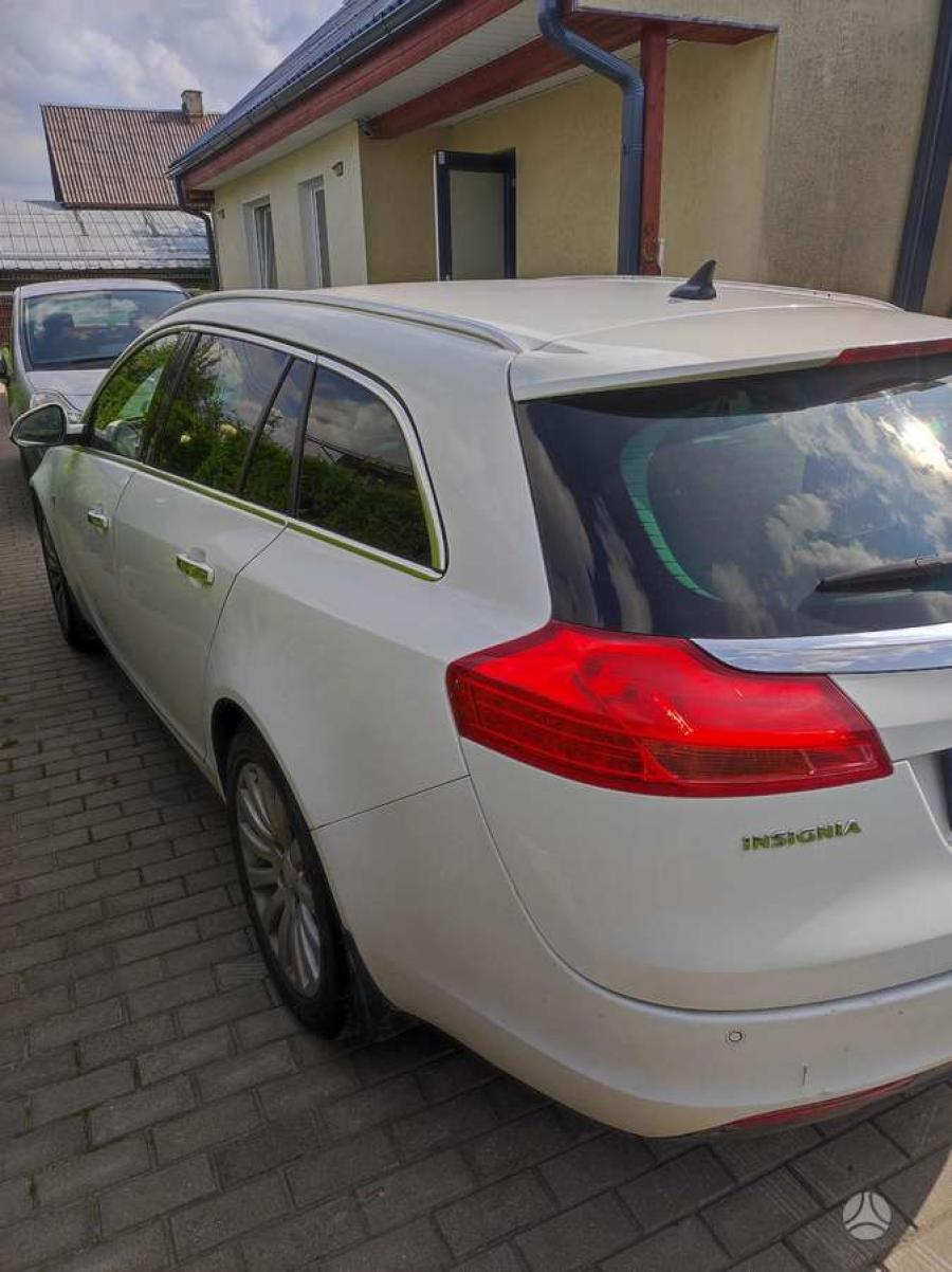 White Opel Insignia 2011 in Vilnius, with an engine capacity of 1.96 L and mileage of 270 thousand km for 2750 €, photo 4 on AUTOMOTO.COM.LV