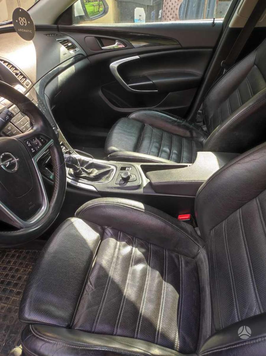 White Opel Insignia 2011 in Vilnius, with an engine capacity of 1.96 L and mileage of 270 thousand km for 2750 €, photo 5 on AUTOMOTO.COM.LV