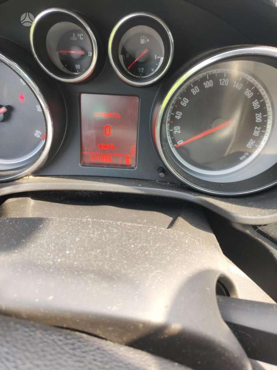 White Opel Insignia 2011 in Vilnius, with an engine capacity of 1.96 L and mileage of 270 thousand km for 2750 €, photo 6 on AUTOMOTO.COM.LV