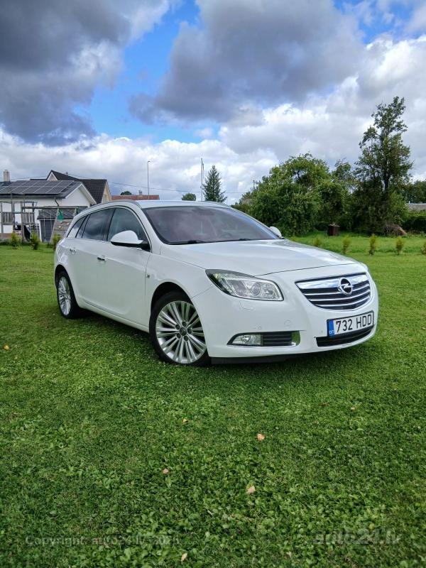 White Opel Insignia 2011 in Tallinn, with an engine capacity of 2.00 L and mileage of 273 thousand km for 4499 €, photo 1 on AUTOMOTO.COM.LV
