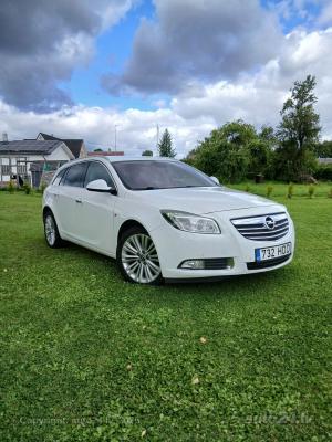 White Opel Insignia 2011 in Tallinn, with an engine capacity of 2.00 L and mileage of 273 thousand km for 4499 €, photo  on AUTOMOTO.COM.LV