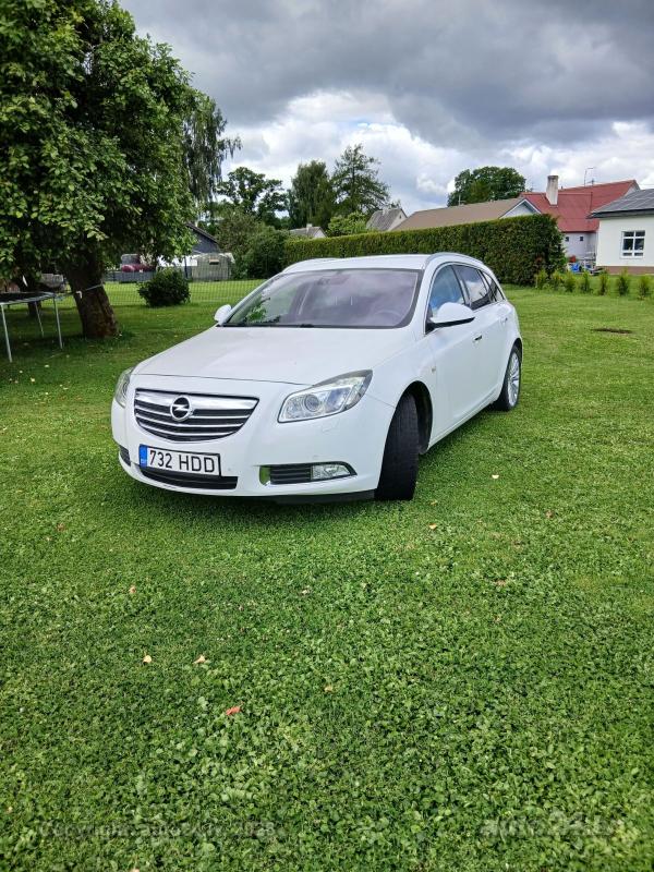 White Opel Insignia 2011 in Tallinn, with an engine capacity of 2.00 L and mileage of 273 thousand km for 4499 €, photo 2 on AUTOMOTO.COM.LV