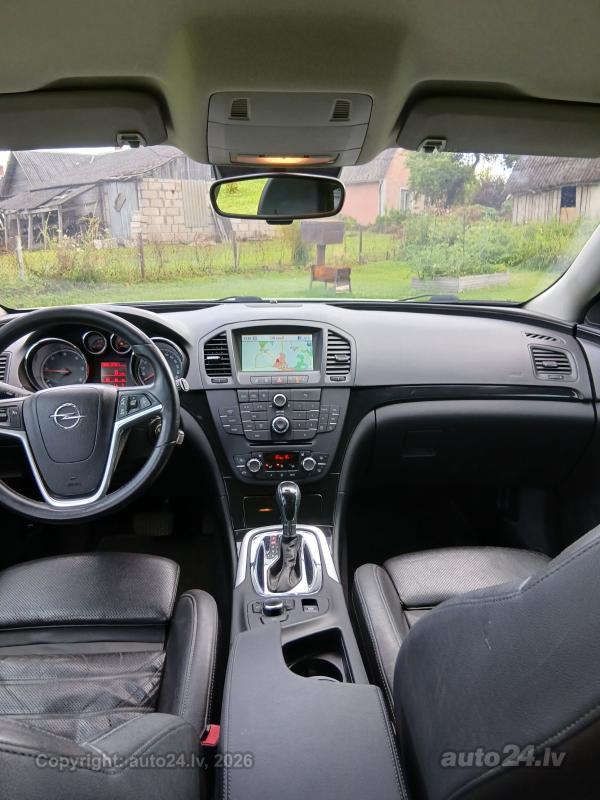White Opel Insignia 2011 in Tallinn, with an engine capacity of 2.00 L and mileage of 273 thousand km for 4499 €, photo 7 on AUTOMOTO.COM.LV