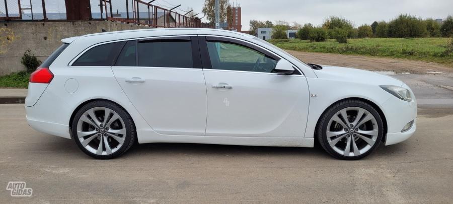 White Opel Insignia 2011 in Siauliai, with an engine capacity of 2.00 L and mileage of 261 thousand km for 3500 €, photo 3 on AUTOMOTO.COM.LV