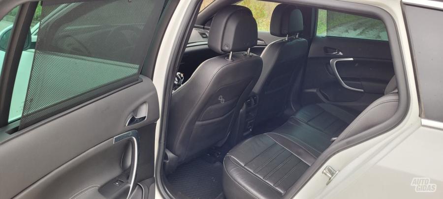 White Opel Insignia 2011 in Siauliai, with an engine capacity of 2.00 L and mileage of 261 thousand km for 3500 €, photo 12 on AUTOMOTO.COM.LV