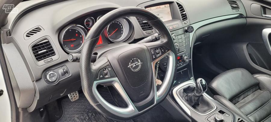 White Opel Insignia 2011 in Siauliai, with an engine capacity of 2.00 L and mileage of 261 thousand km for 3500 €, photo 15 on AUTOMOTO.COM.LV