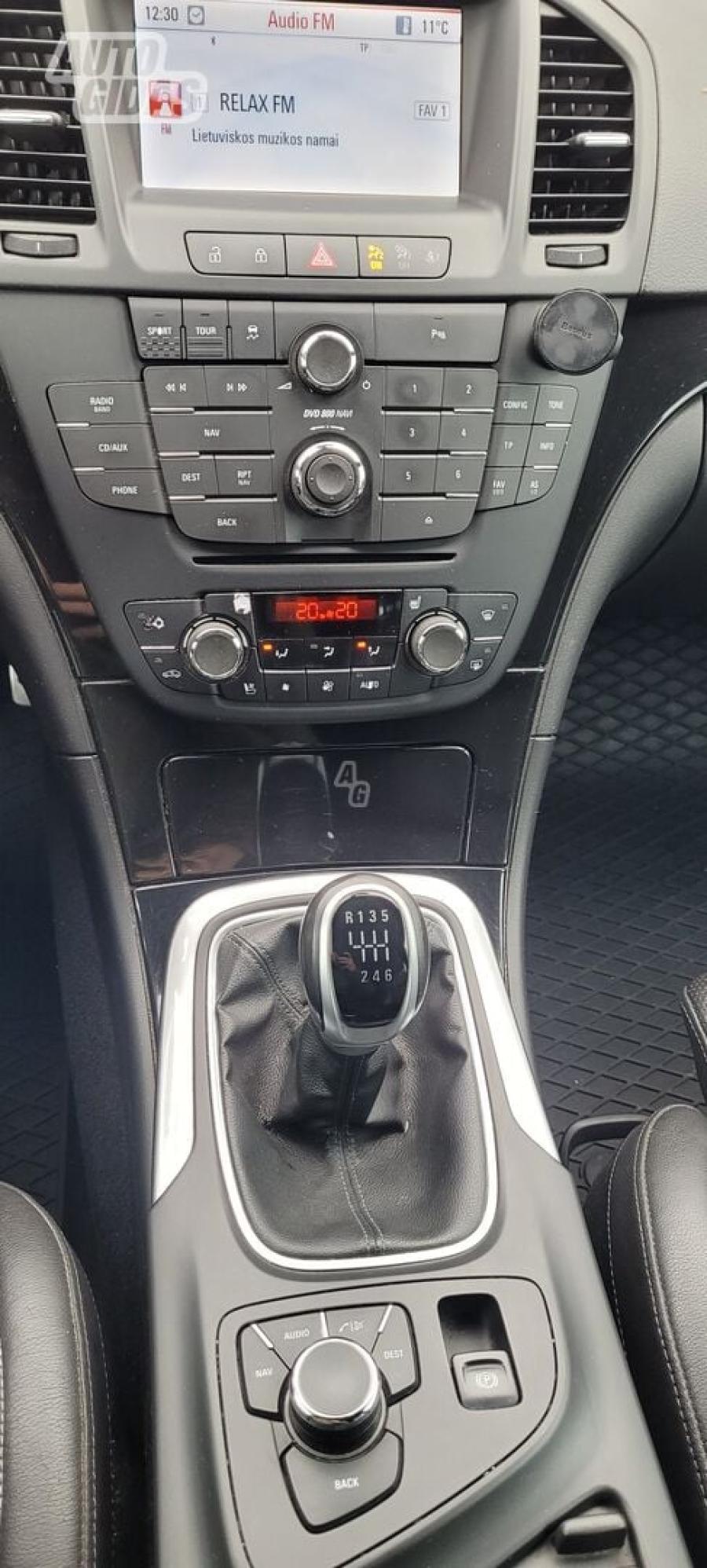 White Opel Insignia 2011 in Siauliai, with an engine capacity of 2.00 L and mileage of 261 thousand km for 3500 €, photo 20 on AUTOMOTO.COM.LV