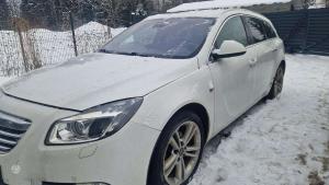 White Opel Insignia 2012 in Vilnius, with an engine capacity of 1.96 L and mileage of 285 thousand km for 4100 €, photo  on AUTOMOTO.COM.LV