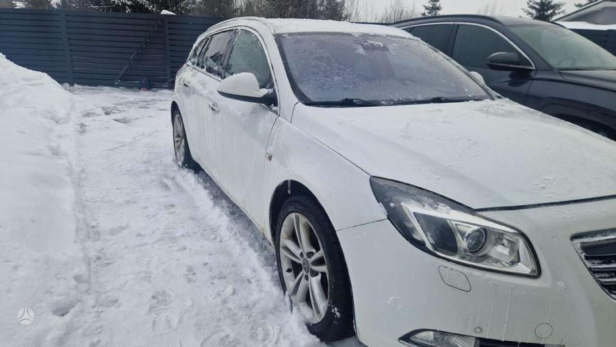White Opel Insignia 2012 in Vilnius, with an engine capacity of 1.96 L and mileage of 285 thousand km for 4100 €, photo 2 on AUTOMOTO.COM.LV