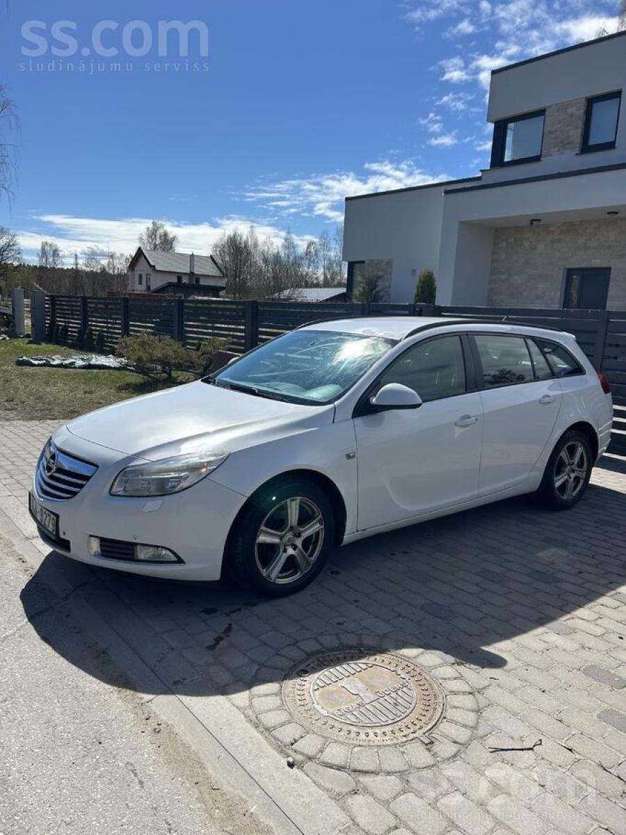 White Opel Insignia 2012 in Riga, with an engine capacity of 2.00 L and mileage of 327 thousand km for 2700 €, photo 3 on AUTOMOTO.COM.LV