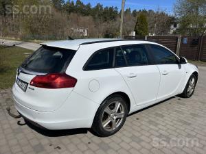 White Opel Insignia 2012 in Riga, with an engine capacity of 2.00 L and mileage of 327 thousand km for 2700 €, photo 4 on AUTOMOTO.COM.LV