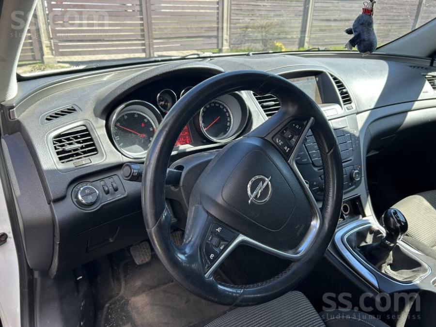 White Opel Insignia 2012 in Riga, with an engine capacity of 2.00 L and mileage of 327 thousand km for 2700 €, photo 6 on AUTOMOTO.COM.LV