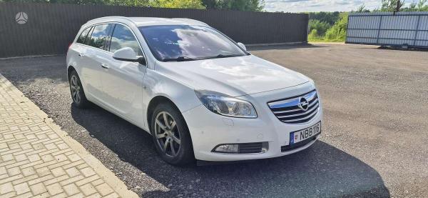 White Opel Insignia 2012 in Vilnius, with an engine capacity of 1.96 L and mileage of 286 thousand km for 3000 €, photo 7 on AUTOMOTO.COM.LV