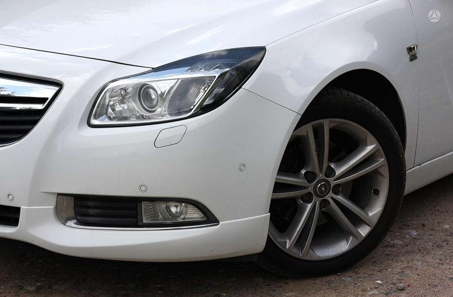 White Opel Insignia 2012 in Kretinga, with an engine capacity of 1.96 L and mileage of 287 thousand km for 4999 €, photo 9 on AUTOMOTO.COM.LV