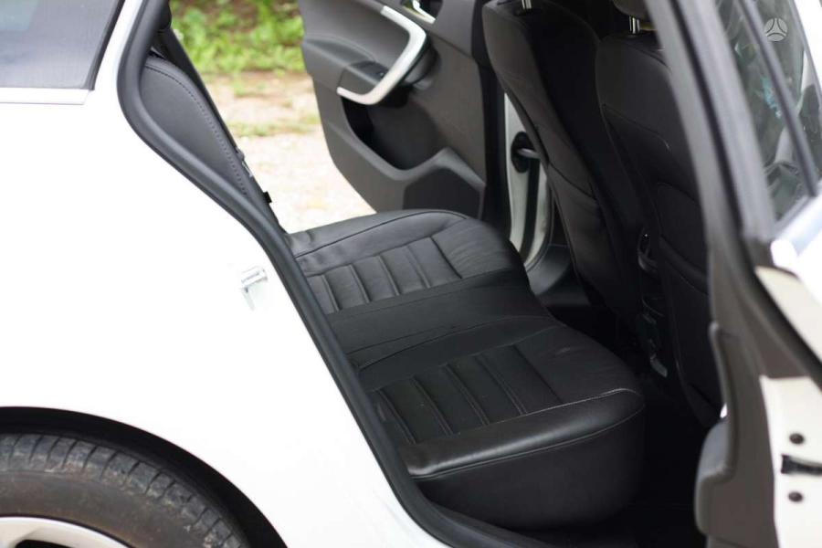 White Opel Insignia 2012 in Kretinga, with an engine capacity of 1.96 L and mileage of 287 thousand km for 4999 €, photo 33 on AUTOMOTO.COM.LV