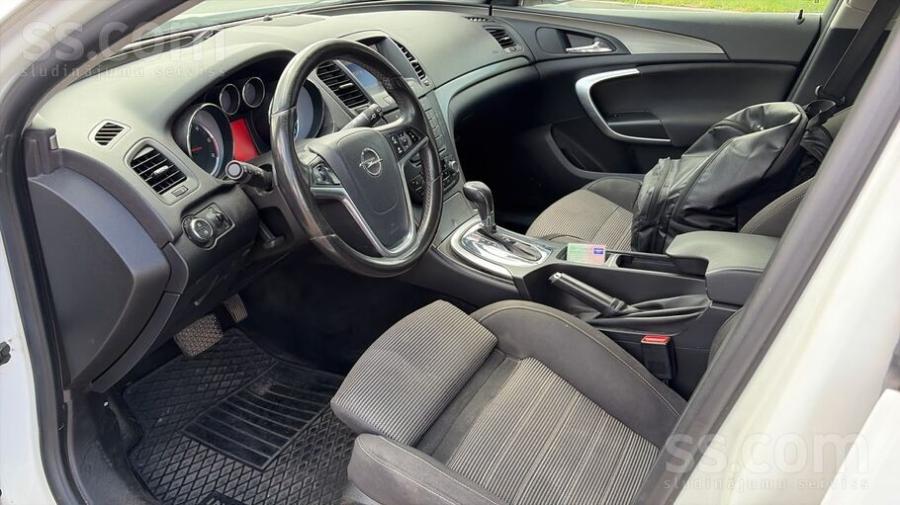 White Opel Insignia 2012 in Riga, with an engine capacity of 2.00 L and mileage of 0 thousand km for 1790 €, photo 5 on AUTOMOTO.COM.LV